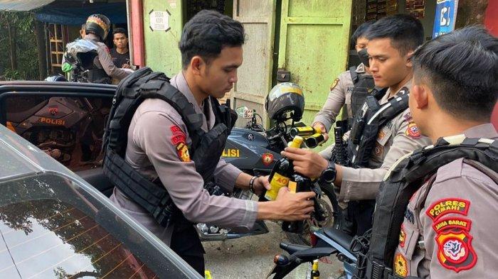 Polisi Gerebek Bunker Miras di Cimahi, Lubang Penyimpanan Ditutupi Kardus, Aparat Sempat ...