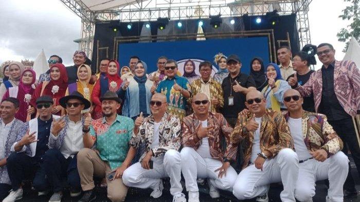Fashion Show Batik Garutan dan Kebaya Sunda di Garut Festival 2022 ...