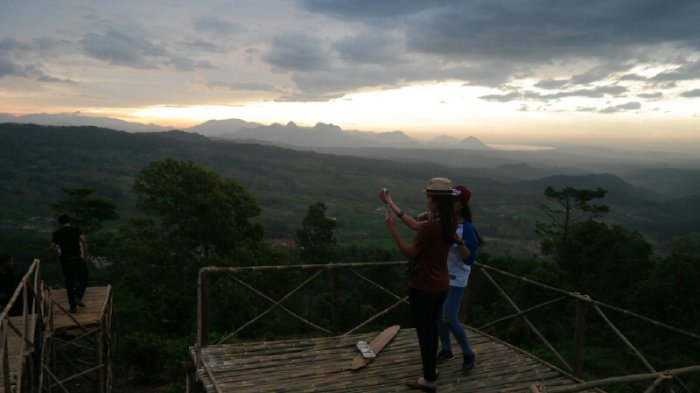 Tempat Selfie Baru, Berburu Sunset dari Ketinggian Burangrang ...