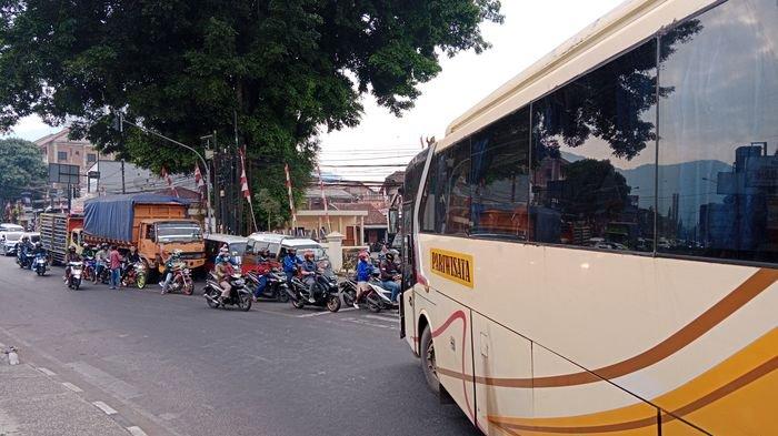 Bus Pariwisata Mogok di Tikungan Unpad Jatinangor Sumedang, Kemacetan ...