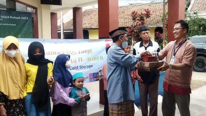 PT Diamond Cold Storage Bagi-bagi Takjil kepada Anak-anak di Cimahi ...