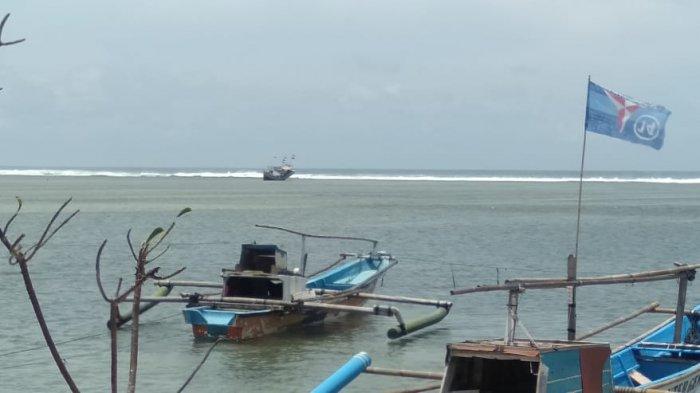 Cuaca Buruk, Perahu Nelayan Banten Terdampar di Ujung Genteng Kabupaten ...