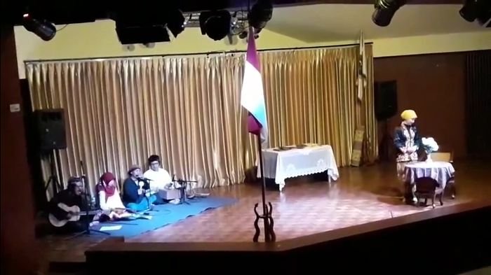 VIDEO: Monolog Kisah Perjuangan dan Kisah Cinta Ibu Inggit Garnasih ...