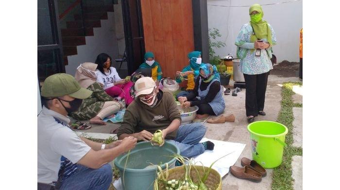 Dapur Umum Arjuna Kota Bandung Buat dan Bagikan Ketupat - Ayam Opor bagi Warga Terdampak Covid ...