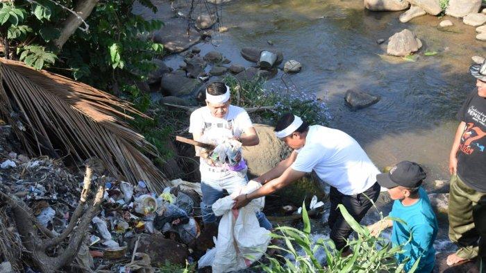 Dedi Mulyadi Usul Warga yang Buang Sampah ke Sungai Dicabut Subsidinya, Biar Ada Efek Jera ...
