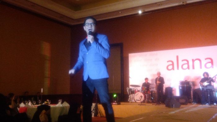 Finalis Indonesian Idol Delon Thamrin Hampiri Meja Penonton, Senyumnya ...