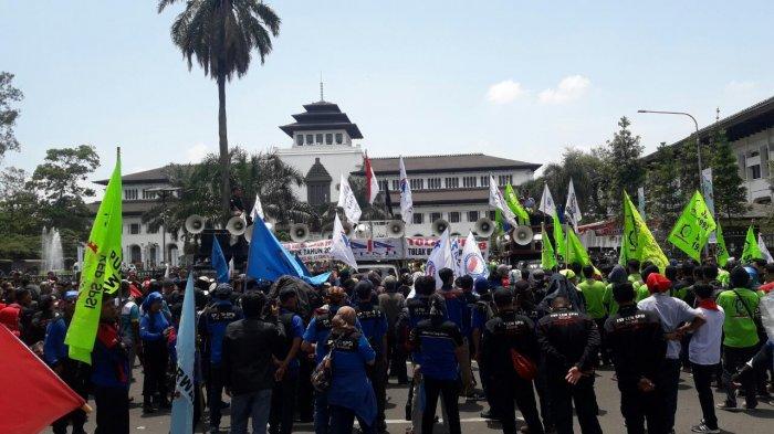 Demonstrasi Depan Gedung Sate, Buruh Minta Kenaikan Upah Sesuai ...