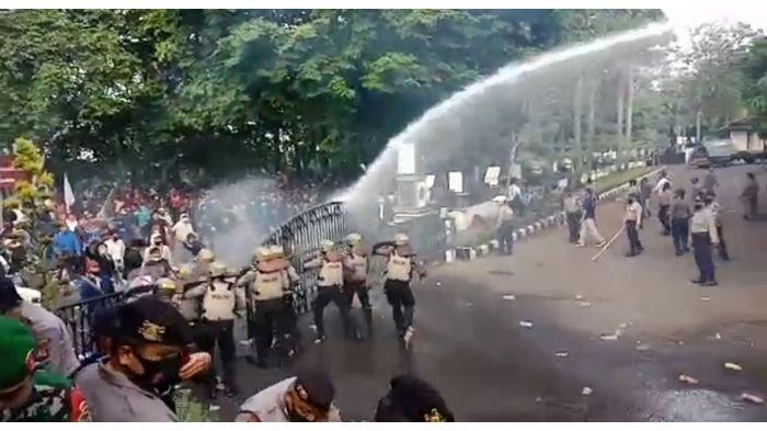 Kena Gas Air Mata Saat Aksi Demo Tolak UU Cipta Kerja? Jangan Pakai Odol, Bahaya, Ini Cara ...