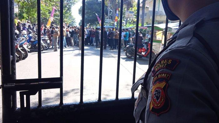 Pedagang di Garut Berunjuk Rasa di Pendopo, Minta Solusi Atasi ...