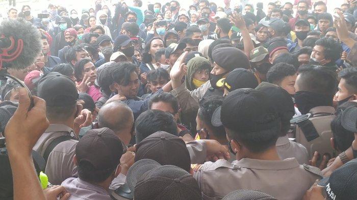 Demo Tolak UU Cipta Kerja di DPRD Kabupaten Sukabumi Memanas, Mahasiswa dan Polisi Saling Dorong ...