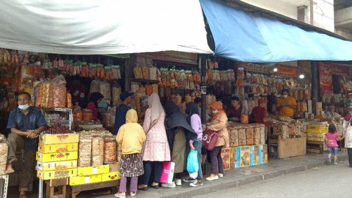 Berkah Idulfiri, Pedagang Kue di Pasar Baru Bandung Raup Jutaan Rupiah ...
