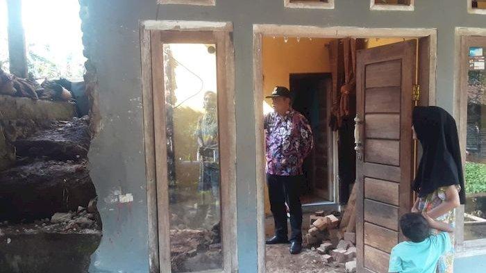 Longsor di Ciamis, Rumahnya Diterjang Dinding Ambruk, Jajat Sekeluarga Mengungsi - Tribunjabar.id