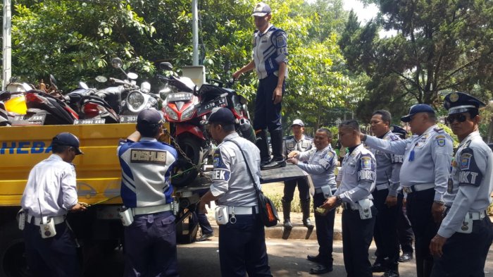 Sepeda Motor Diparkir Sembarangan di Bandung, Langsung Diangkut Petugas ...