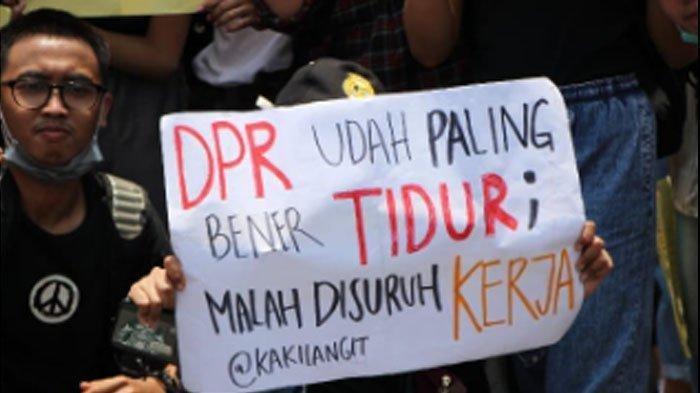 Kreativitas Mahasiswa di Tengah Demo depan DPR RI, Poster Demo Nyeleneh ...