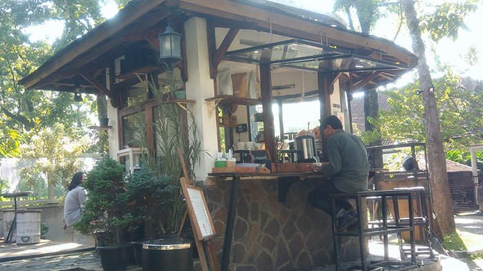 Uniknya Konsep Gerai Dreezel Coffee, Sajikan Kopi dari Bekas Pos Satpam ...