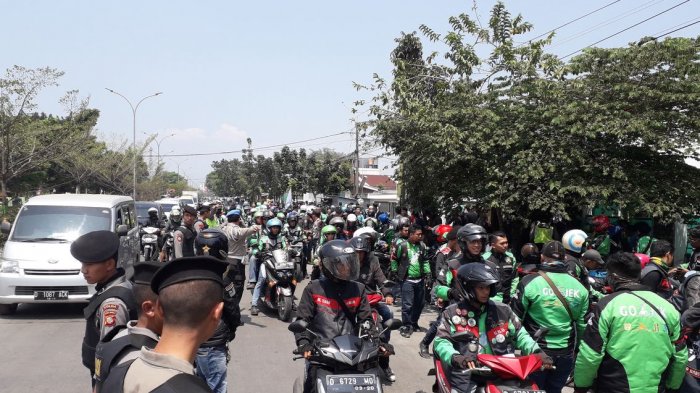 BREAKING NEWS: Ratusan Driver Transportasi Online Kembali Berdemo di Kantor Gojek Bandung ...