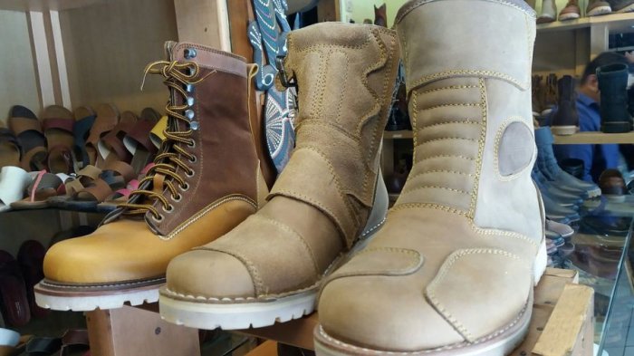 Siapa Sangka di Toko yang Tersembunyi Ini Tersimpan Ratusan Sepatu Bot ...