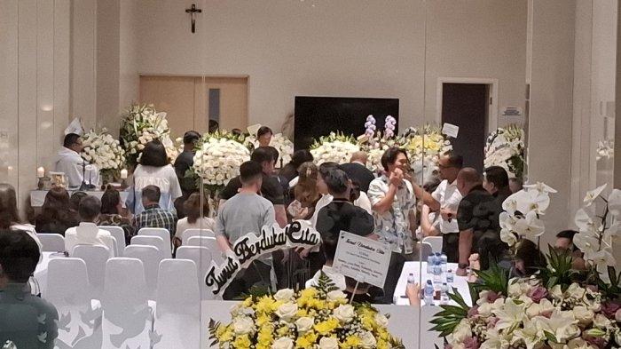 Jenazah Elsa Laksono Akan Dikremasi Lusa, Pelayat Terus Berdatangan ke ...