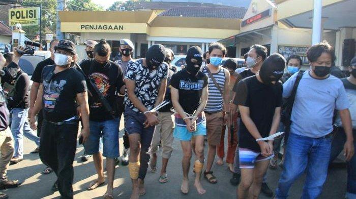 Serang Rumah Warga, Empat Anggota Geng Motor di Sukabumi Ditangkap Polisi - Tribunjabar.id