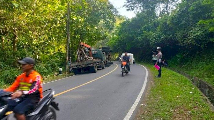 Terlalu Banyak Muatan, Truk Besar Bermuatan Batu Boulder Oleng ...