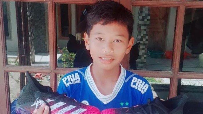 Curhat Sepatu Jebol di Instagram, Fahri Dapat Sepatu Bola baru dari ...