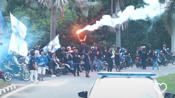 Bobotoh Keluarkan Asap Flare Sambut Kedatangan Persib Bandung di Batam ...