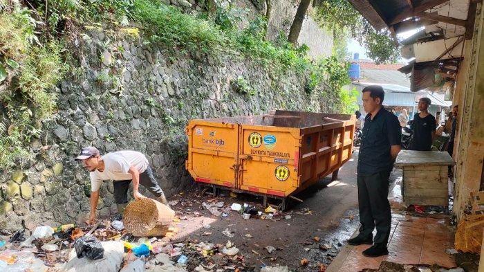 Sampah di Pasar Padayungan Tasikmalaya yang Menumpuk Akhirnya Diangkut, Timbulkan Bau Tak Sedap ...