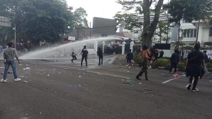 Tembakan Gas Air Mata, Polisi Bubarkan Pendemo di DPRD Jabar Setelah Mahasiswa Coba Dobrak Pagar ...