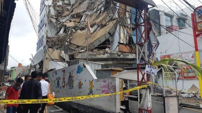 Gedung Berlantai 4 Roboh di Palmerah Jakarta, Timpa Minimarket ...