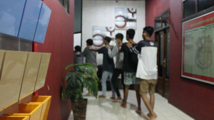 Geng Motor Brutal Bawa Bendera Ungu Putih Hitam Dengan Bringas Serang ...