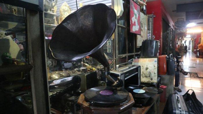 Mengenal Gramofon dan Piringan Hitam, Perangkat Musik Jadul yang Justru ...