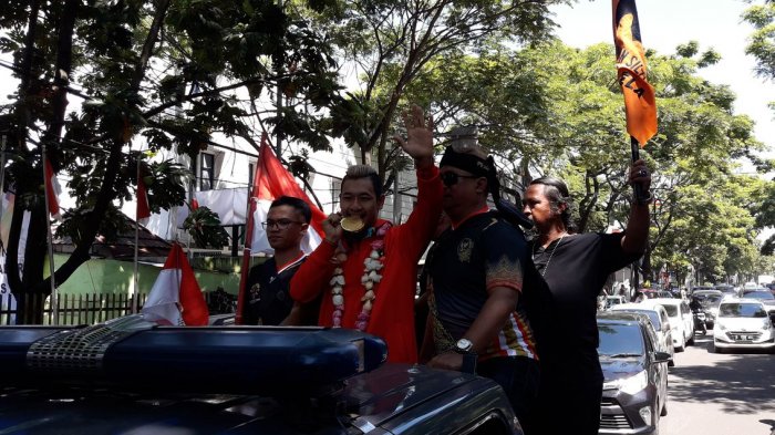 Hanifan, Atlet Pencak Silat Peraih Medali Emas Tiba Di Bandung, Ratusan ...