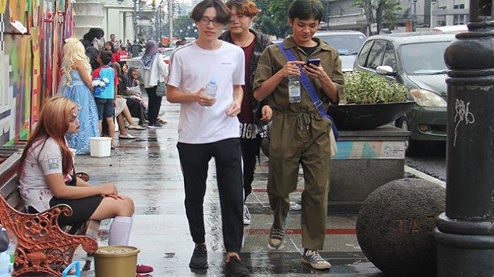 Hantu di Jalan Asia Afrika Bandung Sudah Besiap Sejak Pagi, Lalu Lintas ...