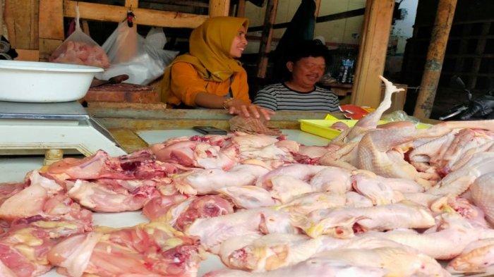 Ramadan Masih Jauh, Harga Daging Ayam Broiler Mulai Naik di Pasar Induk Cikurubuk Kota ...