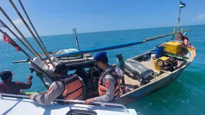 Nelayan Cirebon Hilang di Perairan Indramayu, Diduga Mengantuk Saat Duduk di Perahu Lalu ...
