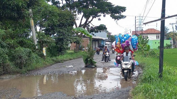 Jalan Butut di Palabuhanratu Sukabumi Penuh Cileuncang Bikin Warga ...