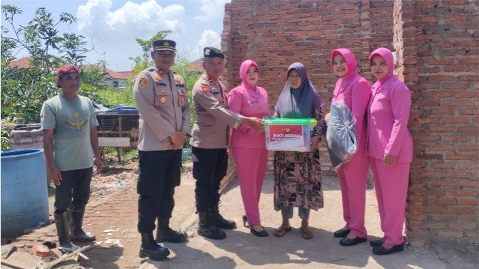 Kapolres Indramayu Salurkan Bantuan Sosial Untuk Korban Angin Puting Beliung - Tribunjabar.id