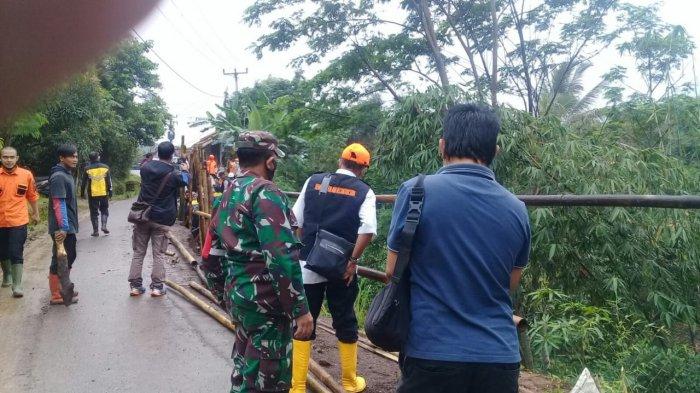 Jalan di Neglasari Ambles Sepanjang 35 Meter, Ada Pergerakan Tanah setelah Hujan Deras Mengguyur ...