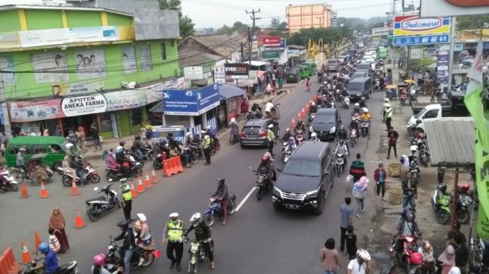 Kemacetan di Jalur Nagreg Arah Tasikmalaya Karena Mobil-Mobil Menuju ...