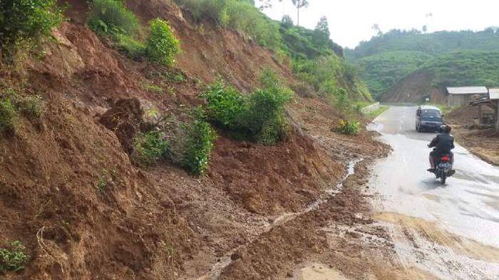 Talegong Garut Bertubi-tubi Terkena Longsor dan Pergeseran Tanah ...