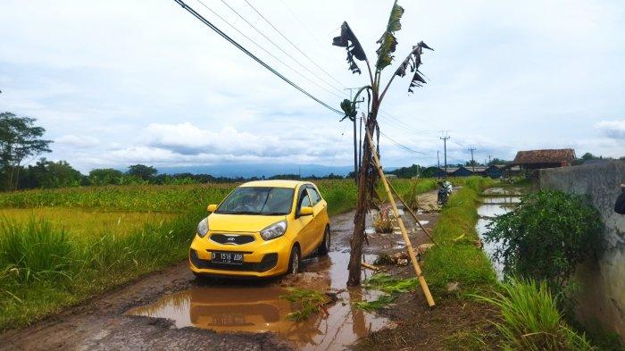 Jalan Rusak yang Ditanami Pohon Pisang Setinggi 2 Meter di KBB Belum Tentu Diperbaiki Tahun 2023 ...