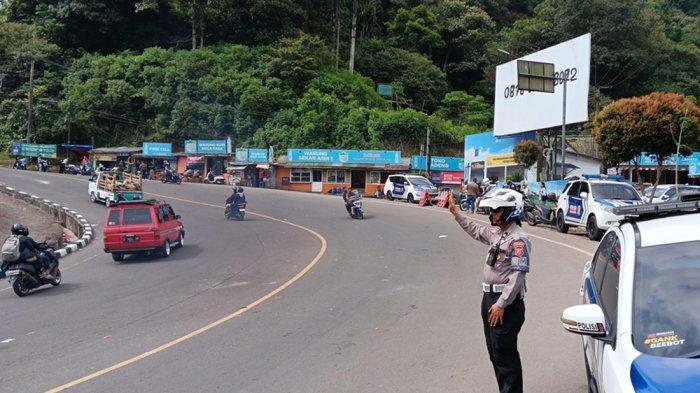 Pedagang Kembali Padati Tepi Jalan Raya Puncak Bogor, tapi Kali Ini Pakai Motor dan Mobil ...