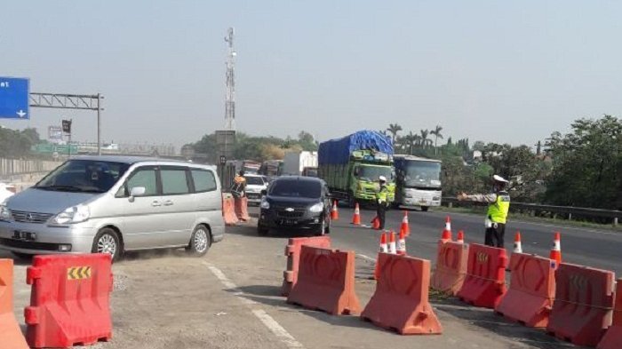 Siang Ini Diberlakukan Contra Flow di Jalan Tol Jakarta-Cikampek KM 35 sampai KM 47 - Tribunjabar.id