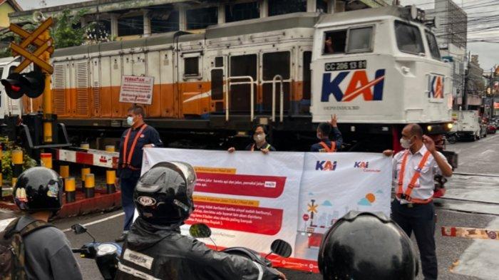 Dukung Transportasi Aman & Nyaman, KAI Commuter Sosialisasi Keselamatan di Perlintasan Kereta ...