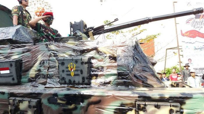 Kerennya ''Tank Panser TNI AD'' di Karnaval Kendaraan Hias - Tribunjabar.id