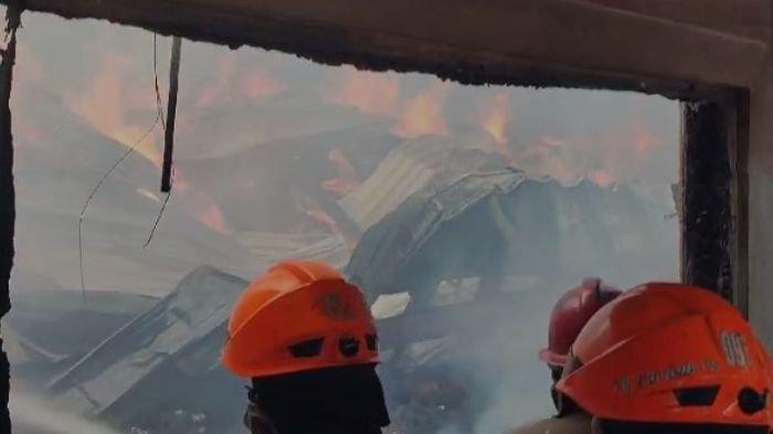 UPDATE Kebakaran Pabrik Pemintal Benang di Bandung, Angin Kencang Bikin Api Cepat Merambat ...