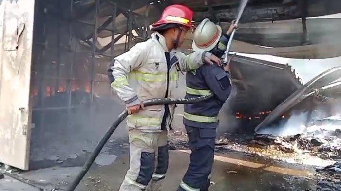 Pabrik Kemoceng Di Solokan Jeruk Terbakar, Damkar Masih Berusaha Menjinakkan Api - Tribunjabar.id
