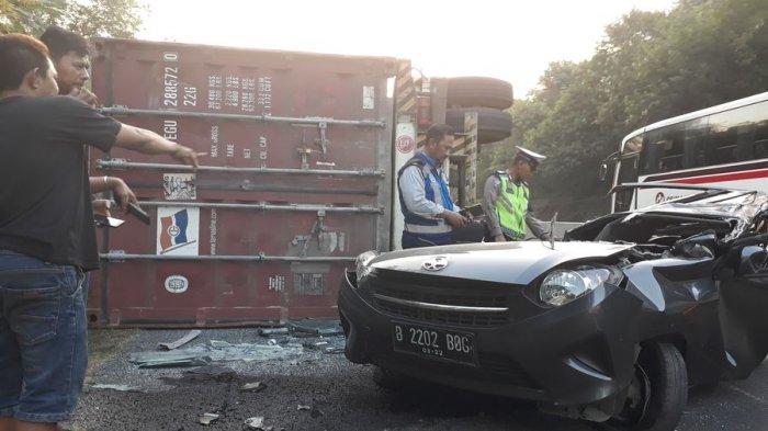Mobil Agya Tertimpa Kontainer dalam Tabrakan Beruntun di Tol Cipularang, Tak Ada Korban Jiwa ...