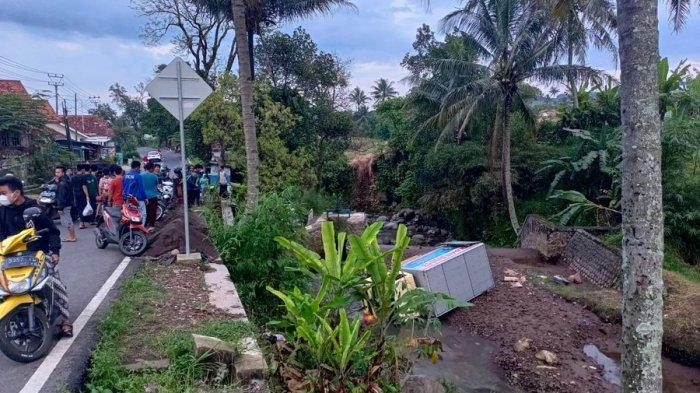 Hindari Pemotor dan Jatuh Korban, Sopir Banting Setir Hingga Truk Masuk ... Hindari Pemotor dan Jatuh Korban, Sopir Banting Setir Hingga Truk Masuk ...
