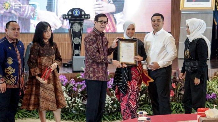 Kakanwil R. Andika Dwi Prasetya Hadiri Pemberian Surat Pencatatan Hak ...